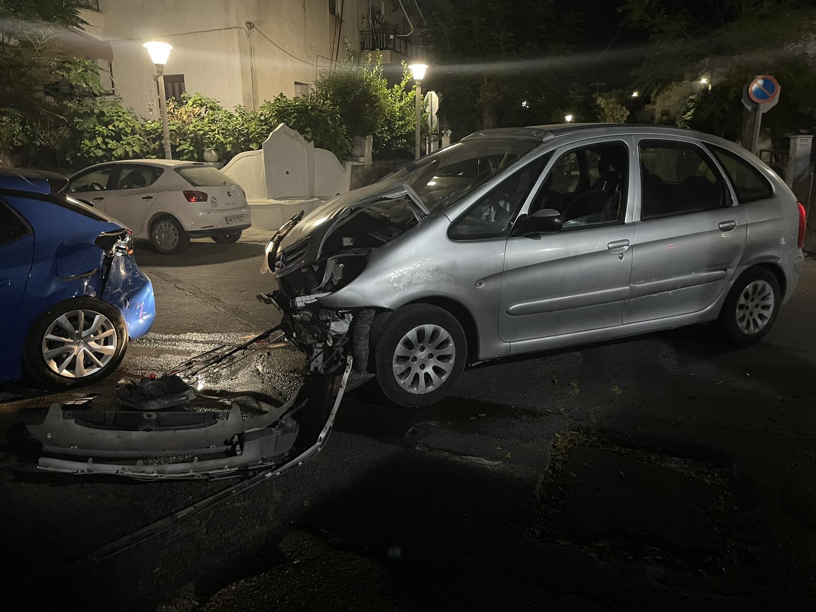 Σύγκρουση δύο ΙΧ στη διασταύρωση Γρηγορίου Ε’ και Μητροπολίτου Ναθανήλ ...